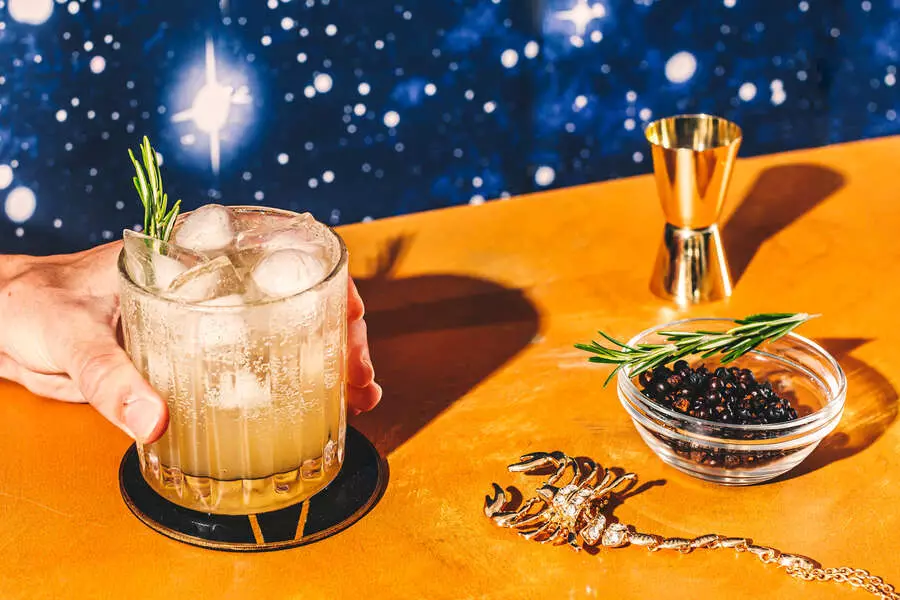 Recette de cocktail Rosemary Juniper Collins célébrant la saison du Scorpion