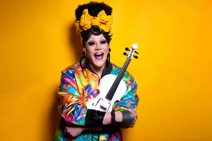 Rêbera Bajarê New Yorkê ji hêla Drag Queen Thorgy Thor ve