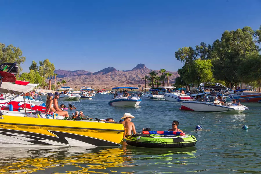 Labing Maayong Mga Lungsod sa Lake sa US: Mga Lanaw nga Bisitahon Para sa Imong Sunod nga Bakasyon sa Ting-init