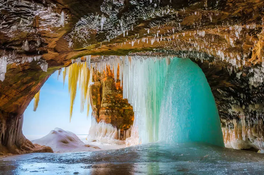 Erkundung des Nordwestens von Wisconsin: Eishöhlen, verschneite Pfade und mehr