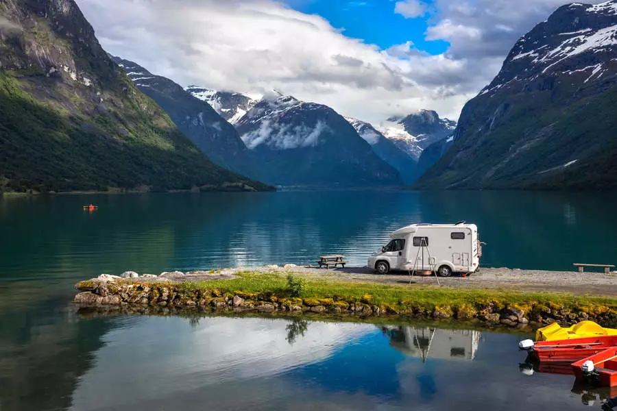 Hoe om soos 'n pro in 'n camper te reis: huur, vind kampeerplekke en meer