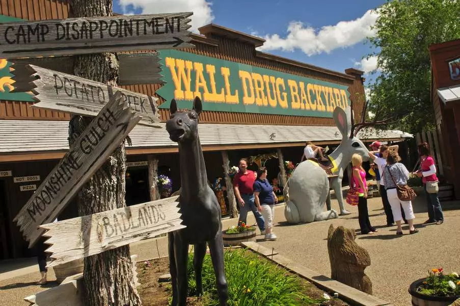 Kedu ihe bụ 'Wall Drug'? Ka Mmasị n'akụkụ okporo ụzọ Badlands si gaa n'ụwa niile