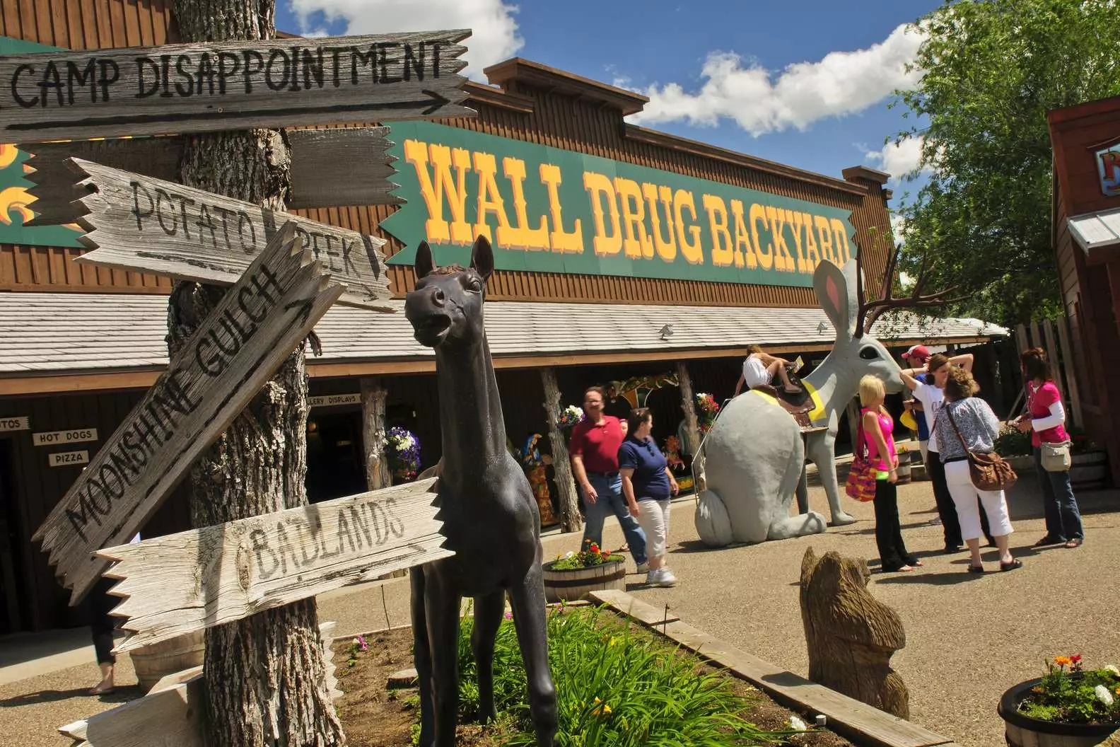 Cad is ‘Wall Drug’ ann? Mar a Chuaigh Tarraingt Cois Bóthair Badlands ar fud an Domhain 4807_1