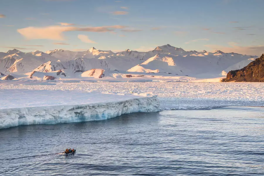 Momwe Mungakwatire ku Antarctica: Ukwati Womwe Ukupitako