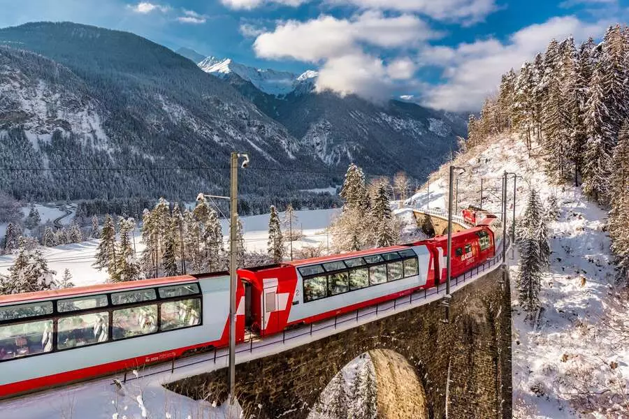 Ny ankamaroan'ny lamasinina dia ny Glacier Express any amin'ny Alpes Soisa