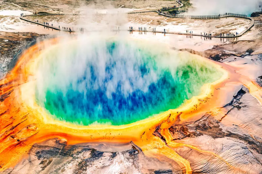 I-Grand Prismatic Spring, Iyachazwa: Kungani Intwasahlobo Eshisayo Inemibala Kangaka?