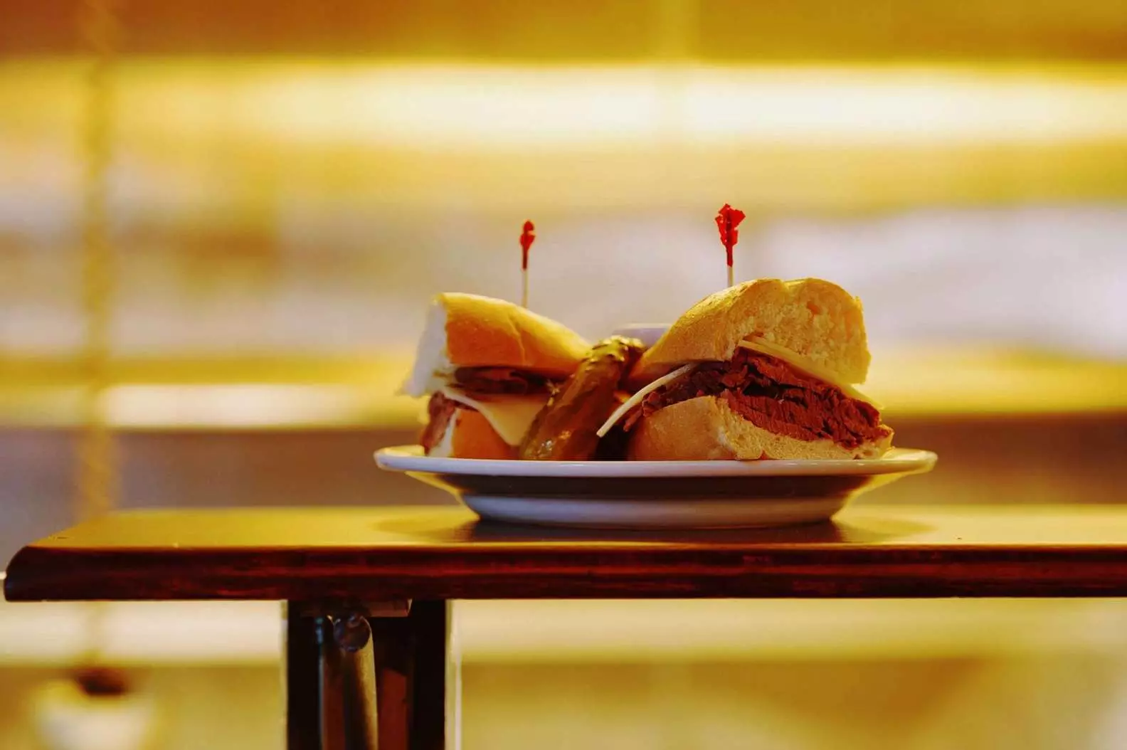 ვინ გამოიგონა LA French Dip Sandwich Philippe's Cole's 4887_6