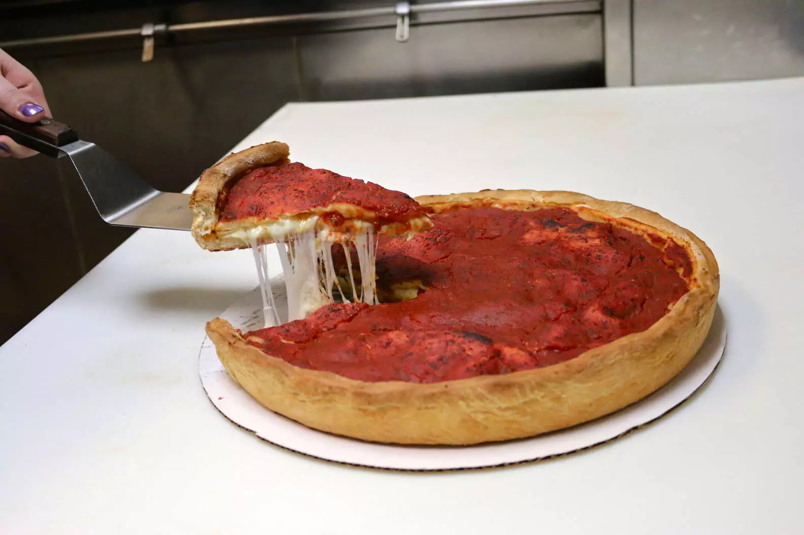 Qhov zoo tshaj plaws Chicago Deep Dish Pizza xaj tam sim no 4893_3