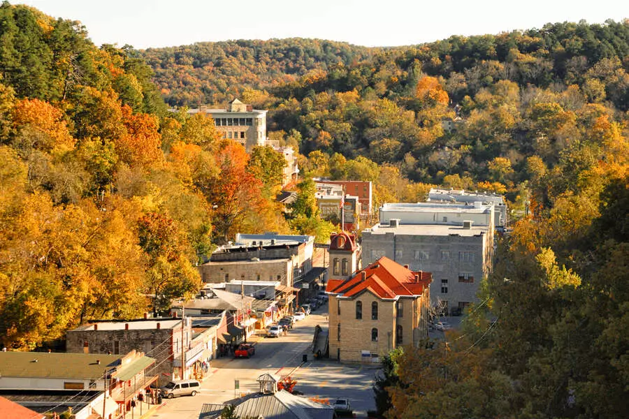 Booqashada Eureka Springs, Arkansas: Magaalada Yar waxay u Dabaaldegtaa Wareega Sannadka Kibirka