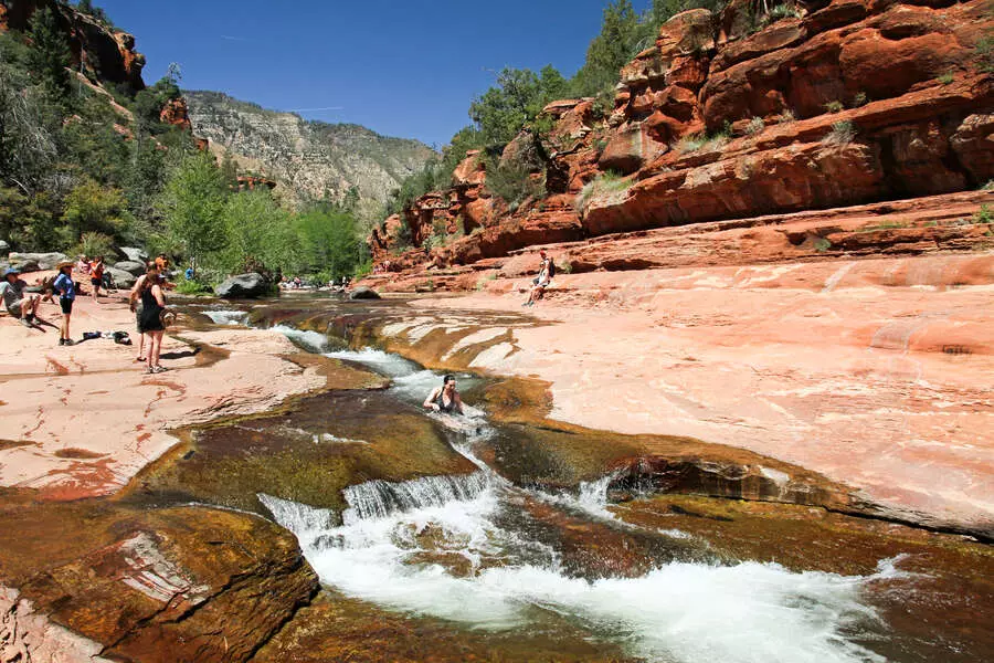 Beste natuurlijke glijbanen bij zwemgaten in Amerika