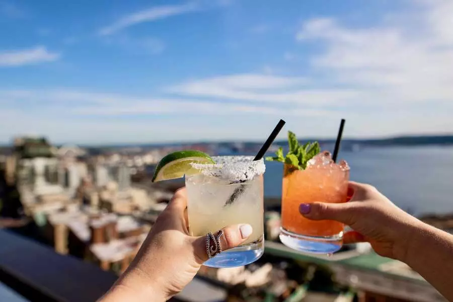 Bar Rooftop Terbaik di Seattle: Tempat Minum Dengan Pemandangan Musim Panas Ini