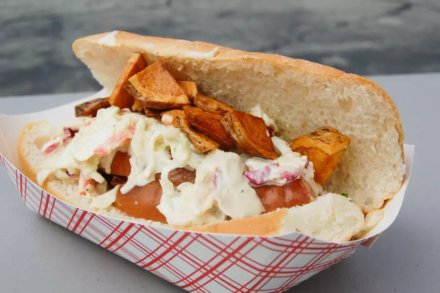 Kini Ọmọkunrin Polish Cleveland kan? Hot Dogs ni Whitmore ká, Hot obe Williams & amupu;