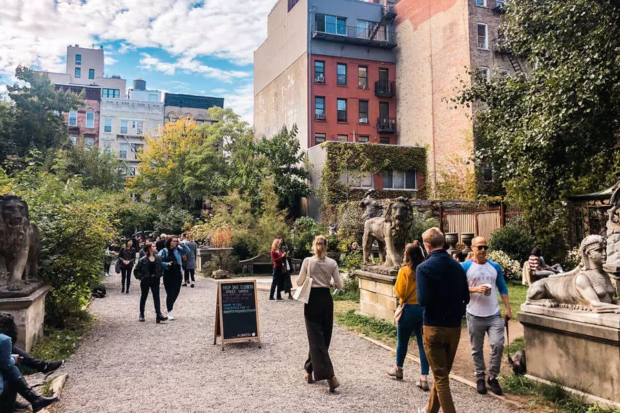 I-Elizabeth Street Garden NYC: Bheka Ngaphakathi Kwengadi Yemifanekiso Eqoshiwe