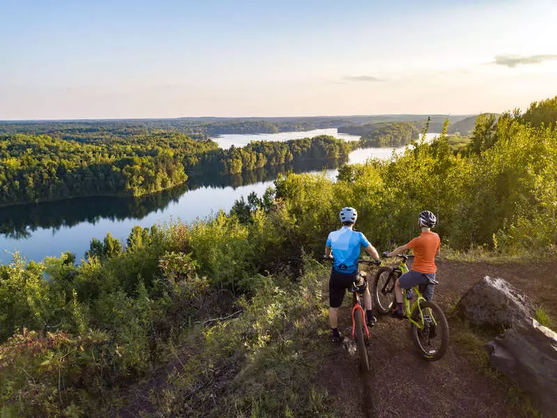 I-Minnesota Bike Trails: Izindawo Ezingcono Kakhulu Zokuhamba Ngebhayisikili Kokubili Abaqalayo Nobuhle