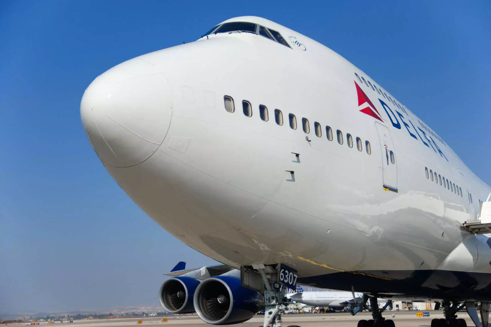 Pasajero de Delta afirma que tuvo que sentarse en caca de perro durante su vuelo 54701_1