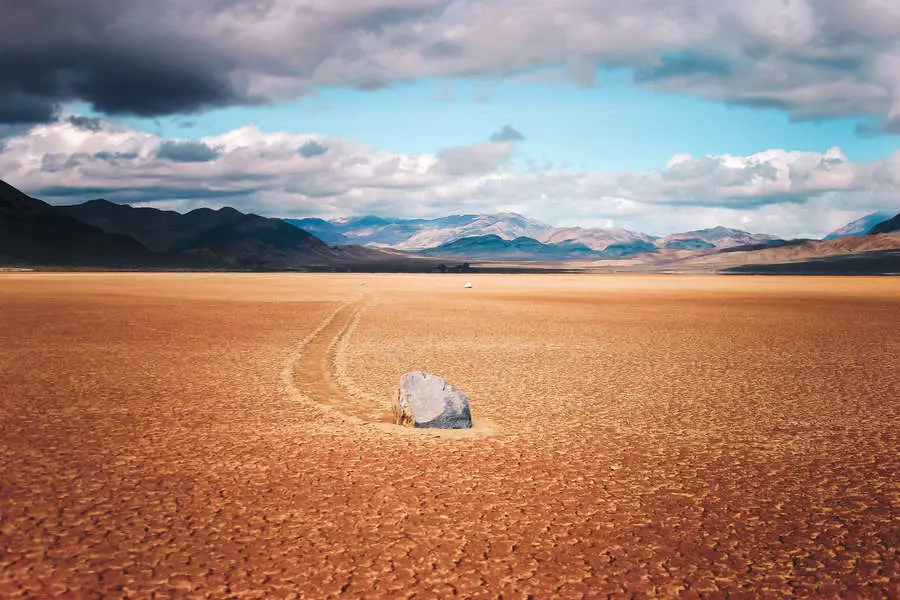 Death Valley Sailing Stones: Mokhoa oa ho Bona Majoe a Mohlolo a Tsamaeang