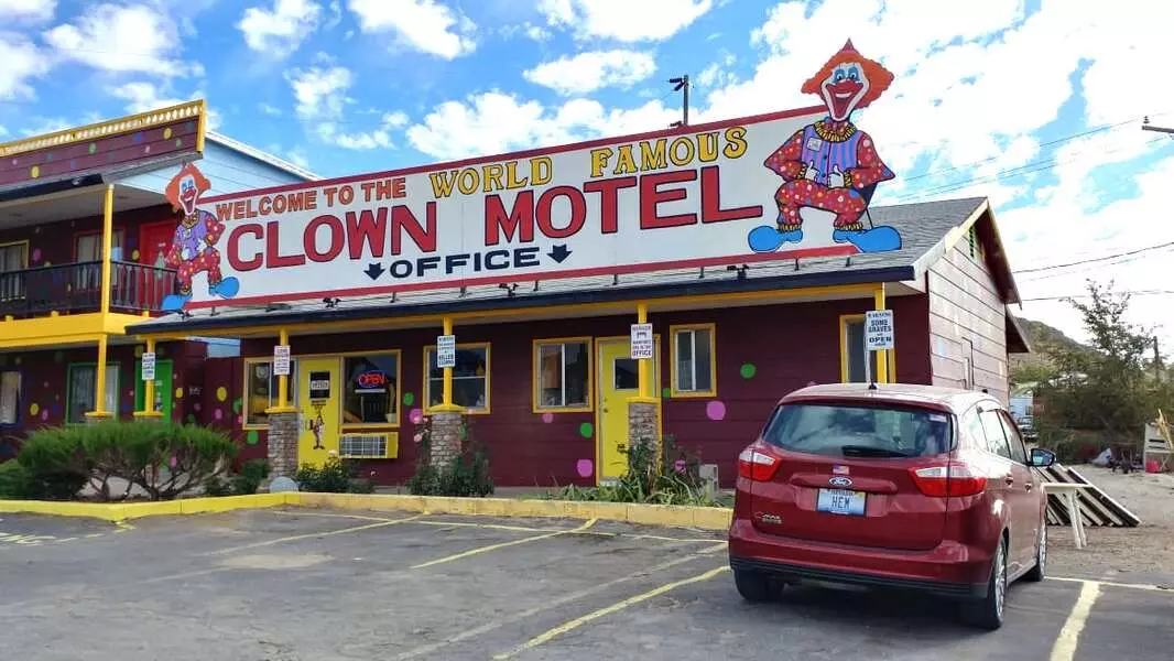 Puisano ea Hame Anand: Kopana le Monna ea Ka morao ho Nevada's Famous Clown Motel