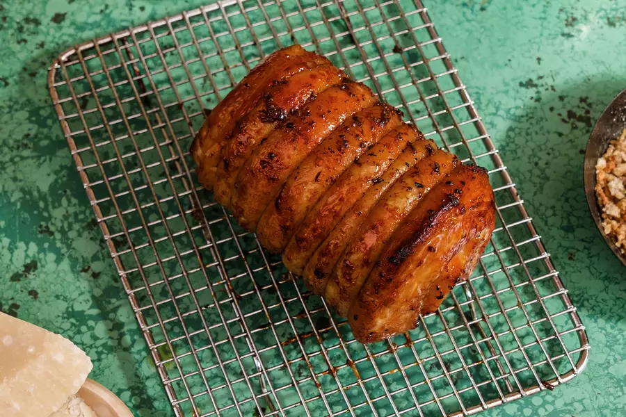 Ricetta dell'arrosto di maiale per il capodanno lunare dal libro di cucina della salsa di pesce della barca rossa