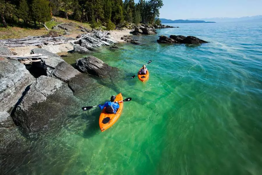 Vizitante la Miregajn Insulojn de Flathead Lake