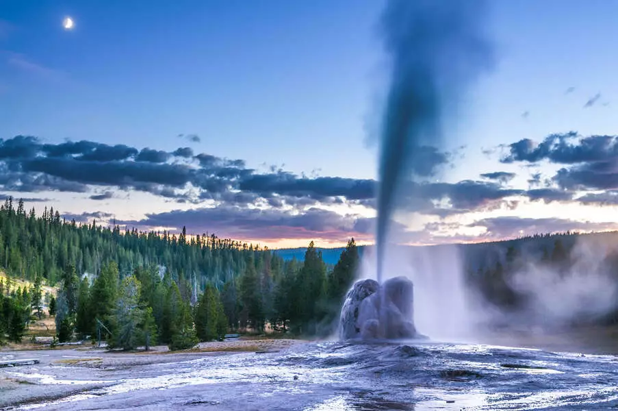 Vizitu Yellowstone: Aferoj Sciindaj Antaŭ Vojaĝado al Yellowstone