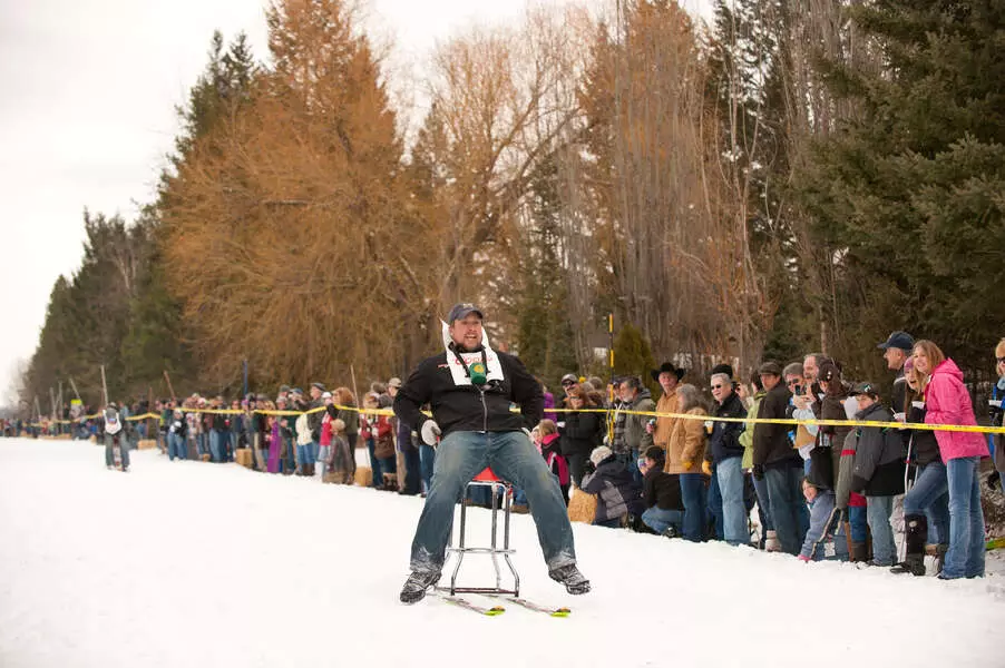 Barstool-Ski-Vetkuroj Dum la Tagoj de Cabin Fever de Montano Estas Malsaĝa Amuzo