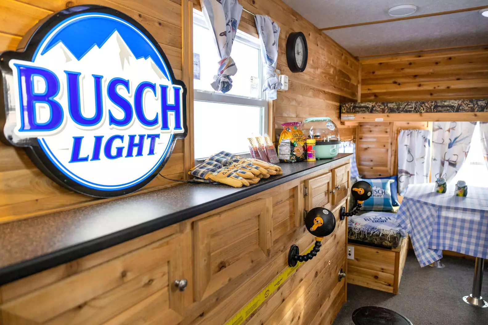 Busch Light 用定制的冰棚屋慶祝冰釣 879_3