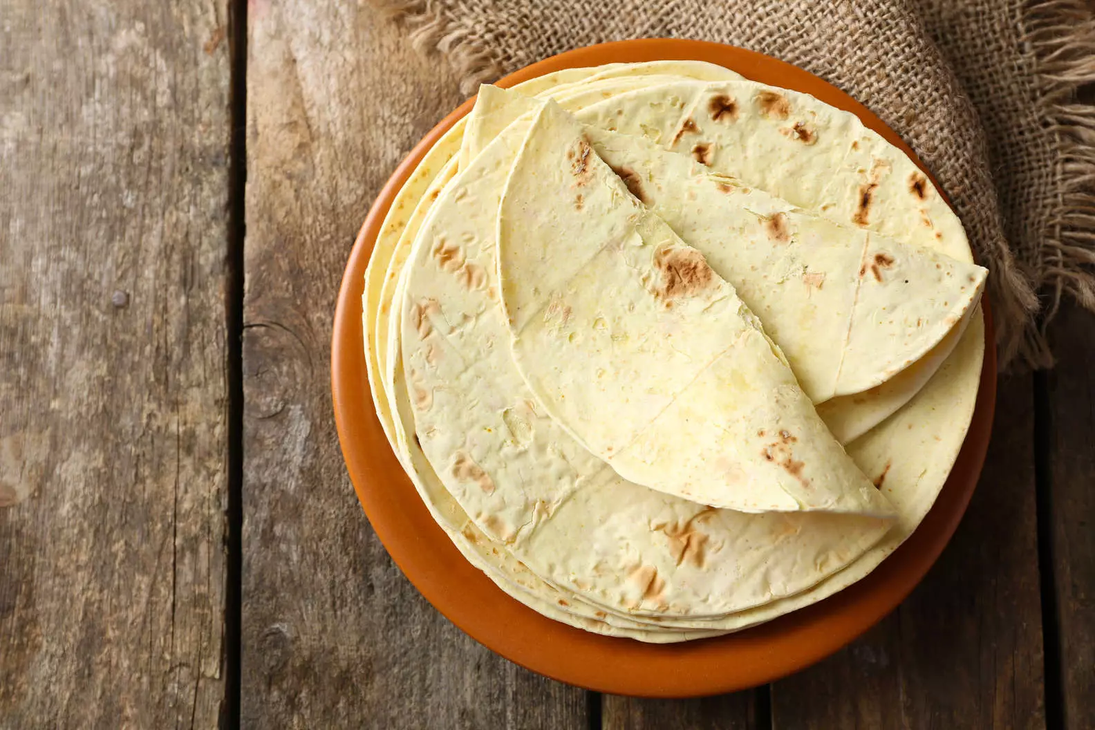 Los fanáticos de Texas Tech lanzan tortillas en la cancha durante el juego de campeonato de la NCAA 9228_1